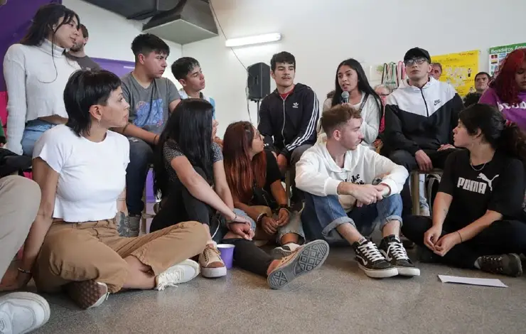 InfoBAN | Mayra Mendoza charló con jóvenes en el barrio Novak